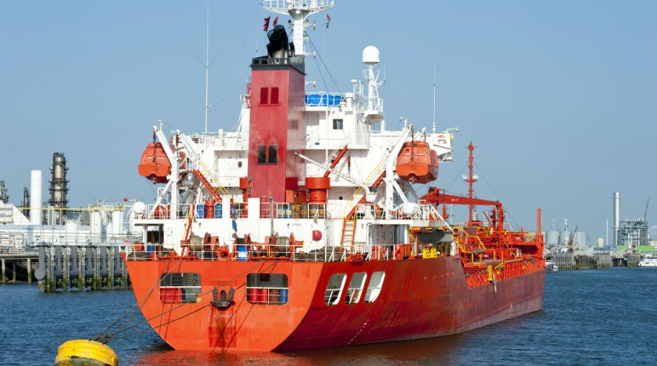 Oil surges after two tankers attacked in Gulf of Oman - Video - BNN