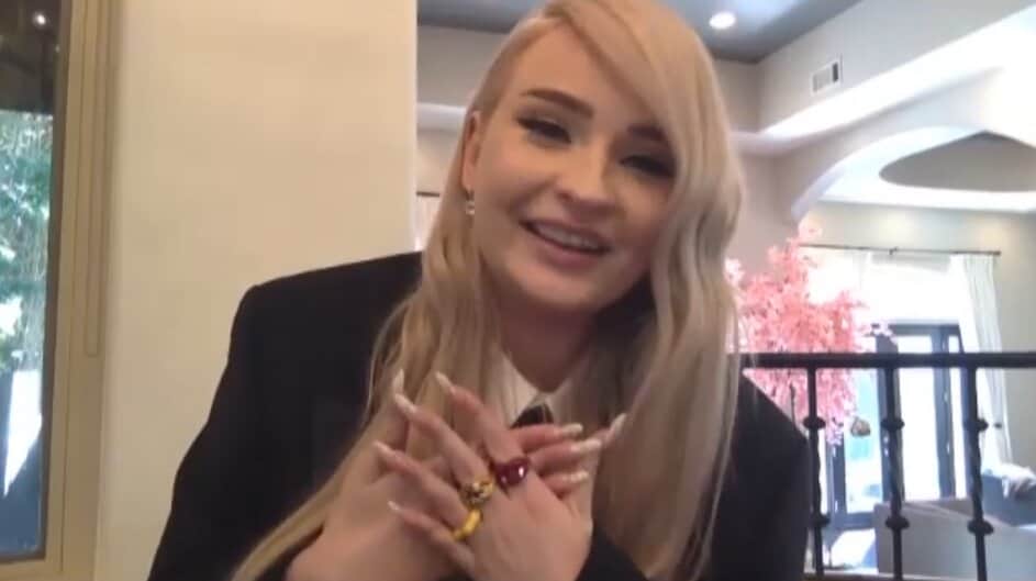 Etalk | S20:E28 | Kim Petras says her latex VMAs mask was a protest ...