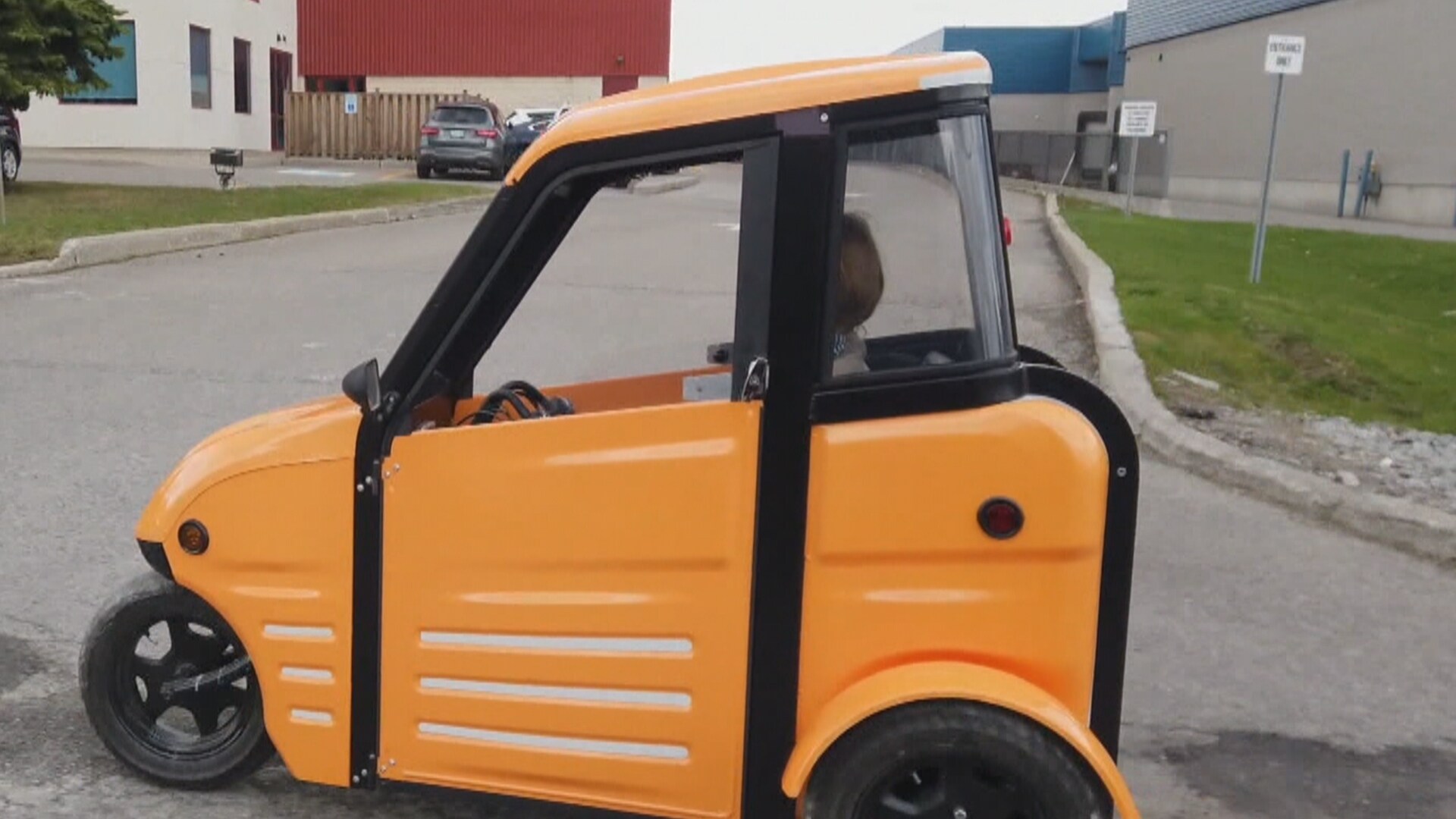 New electric single-seat mini car aims to help beat traffic