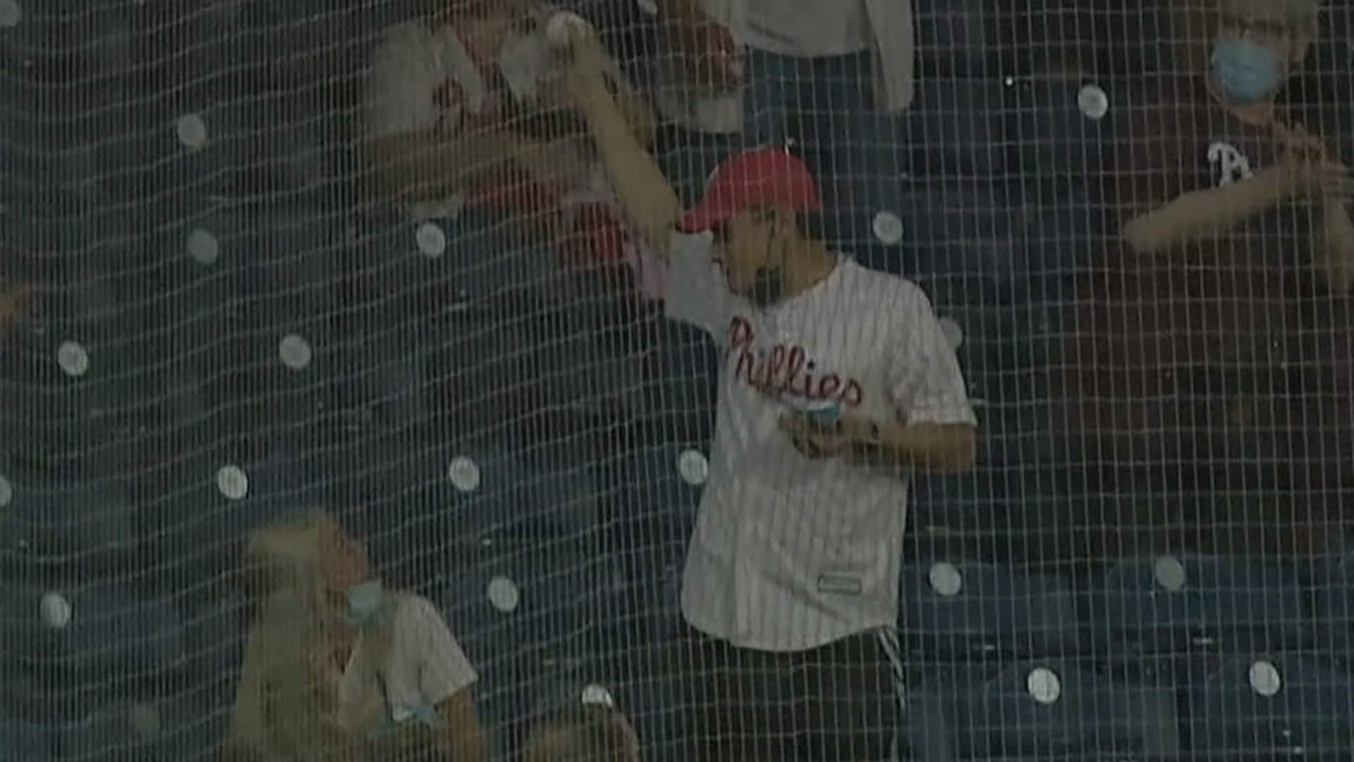 CTV Your Morning | Man makes incredible one-handed catch at baseball game
