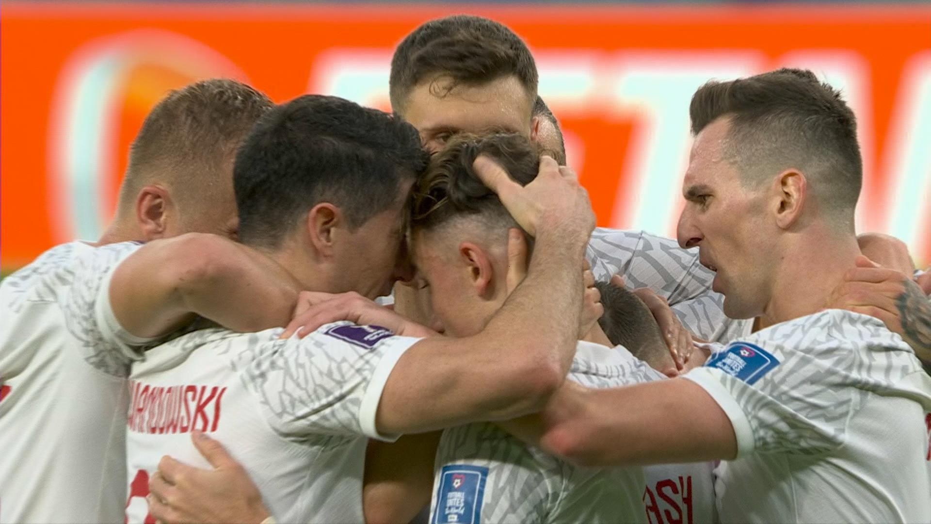 Zielinski lashes home the opening goal for Poland - Video - TSN