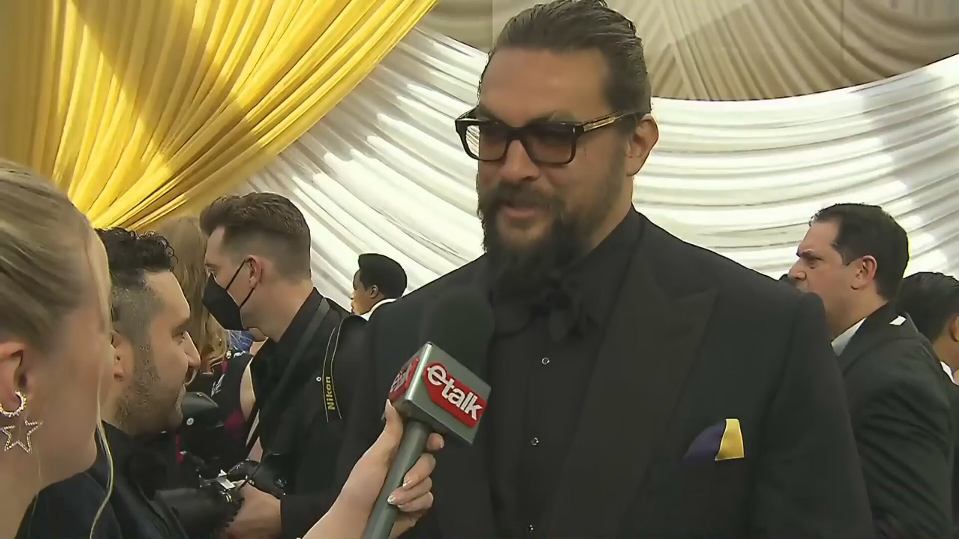 Etalk | Jason Momoa’s French braid takes centre stage at Oscars red carpet