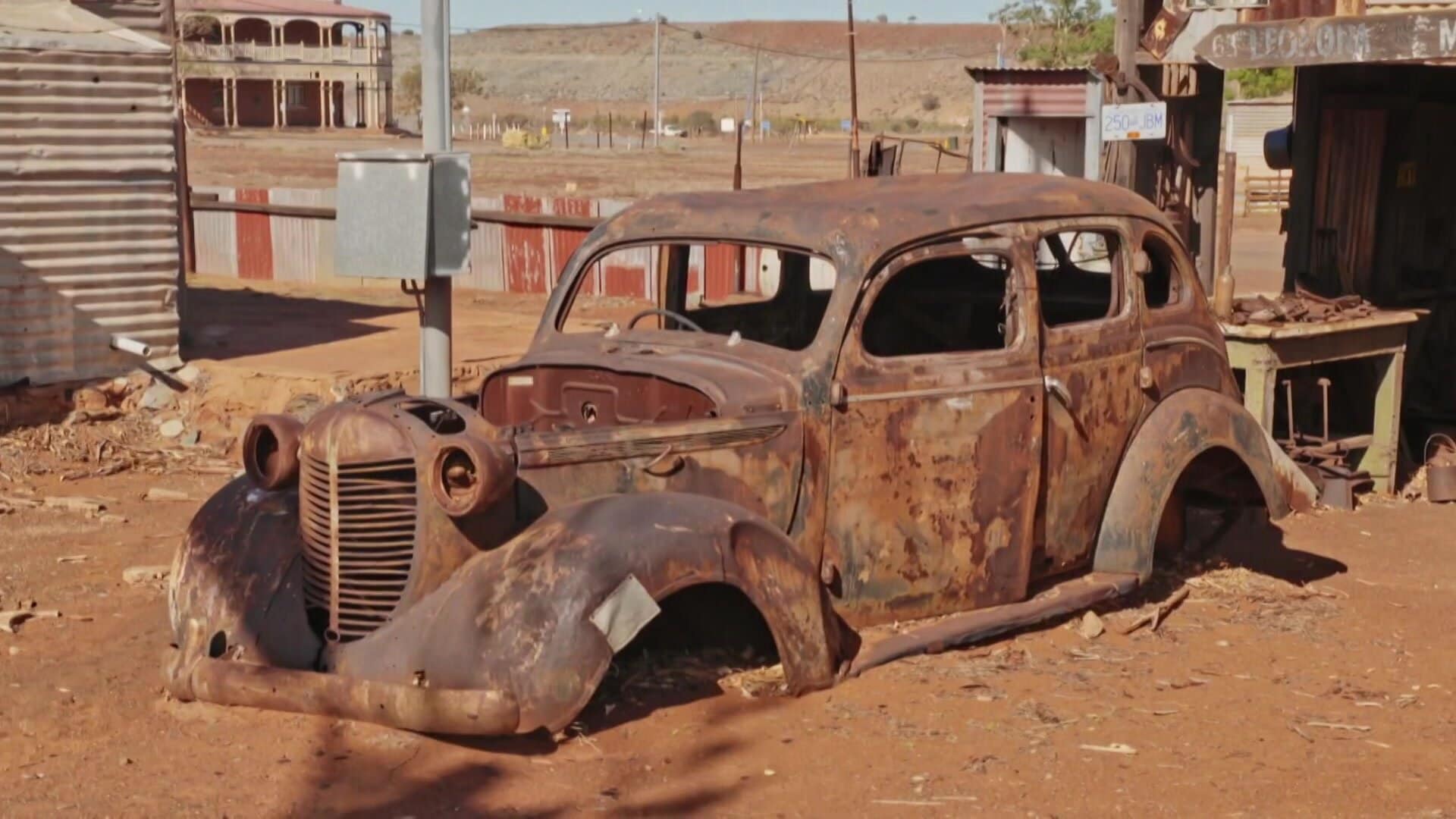 Outback Car Hunters | S1:E1 | Alfa Romeo GTV 105 & Datsun 120Y Fastback ...