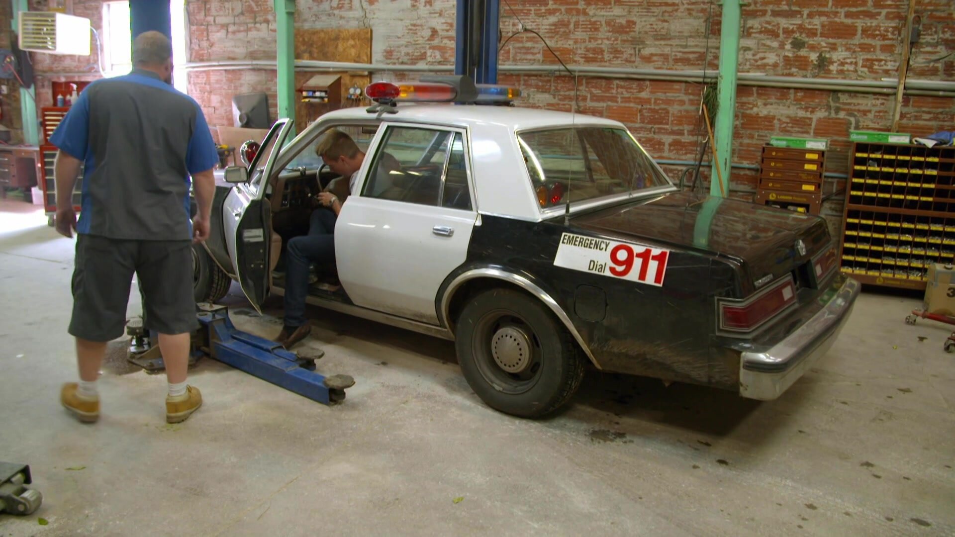 Car Issues | S1:E9 | Bummer Hummer And The Cop Car