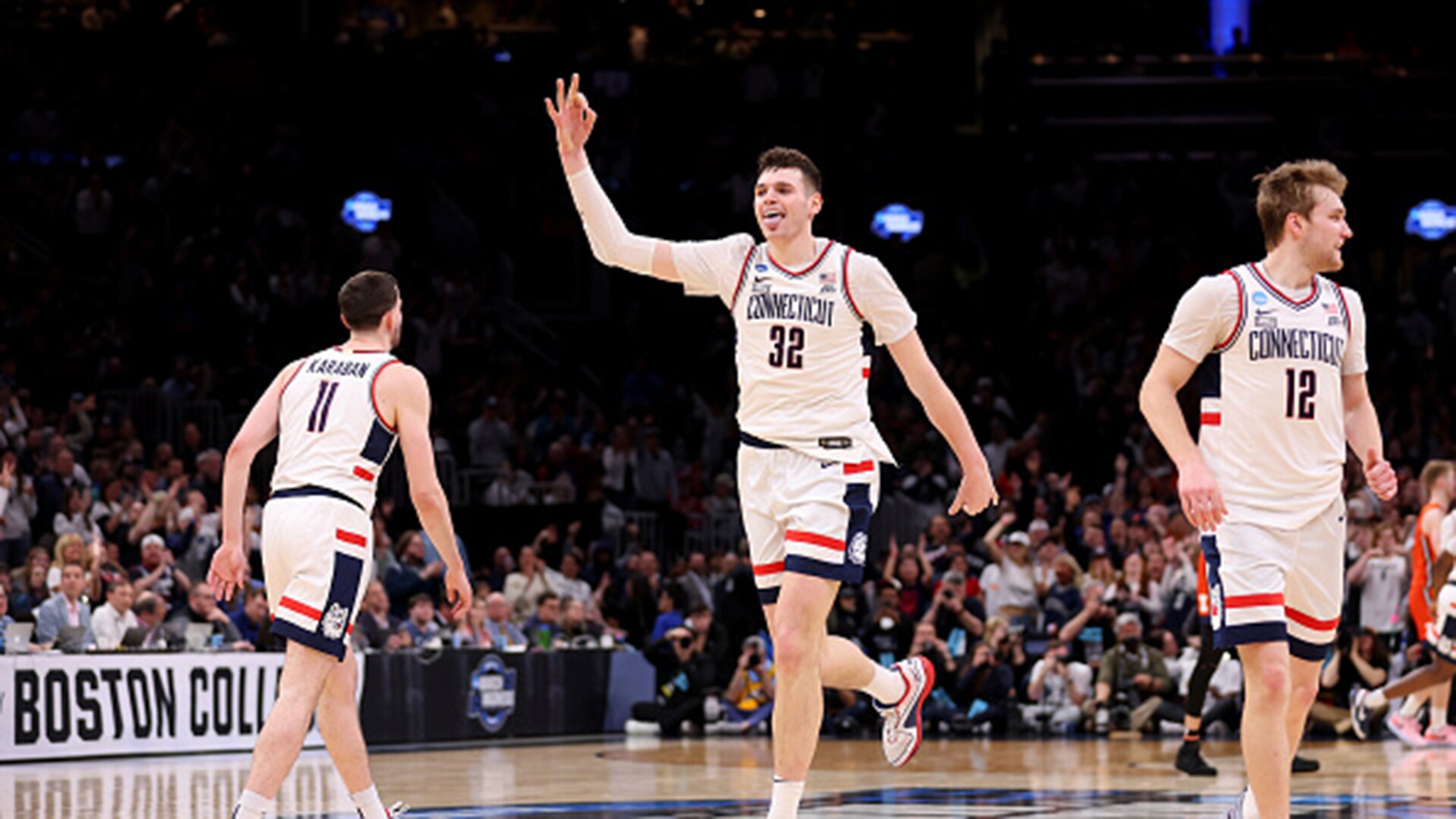 NCAA: (3) Illinois 52, (1) UConn 77