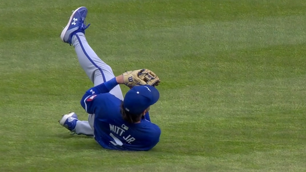 Must See: Witt Jr. stuns with amazing over-the-shoulder catch