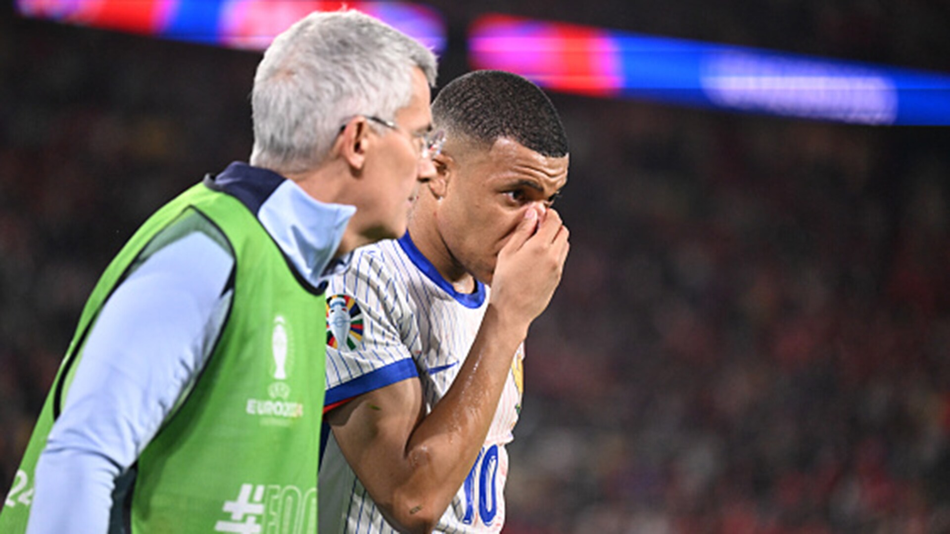 Mbappe walks off field with bloody nose after collision - Video - TSN