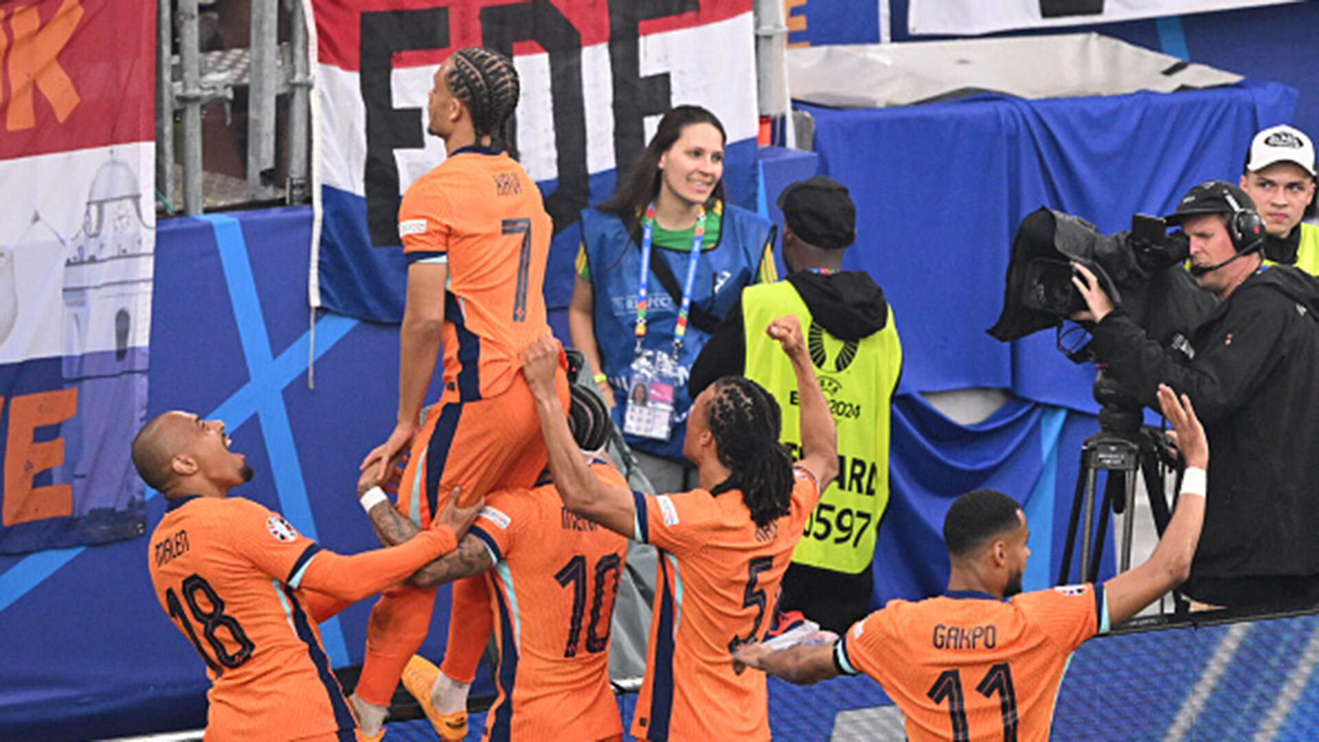 Must See: ‘In an orange flash’ – Simons gives the Dutch early lead with ...